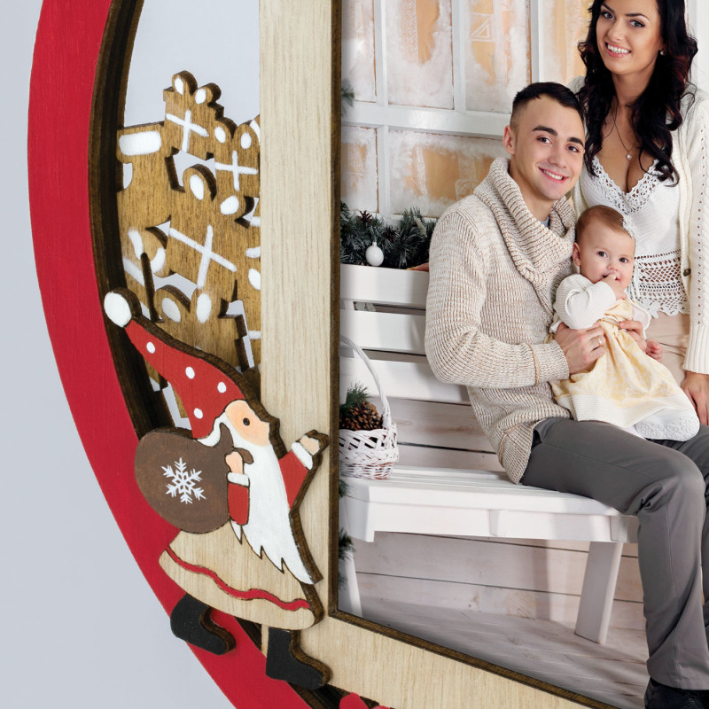 Rama foto din lemn , cu decor perforat si in relief, tematica de iarna ...