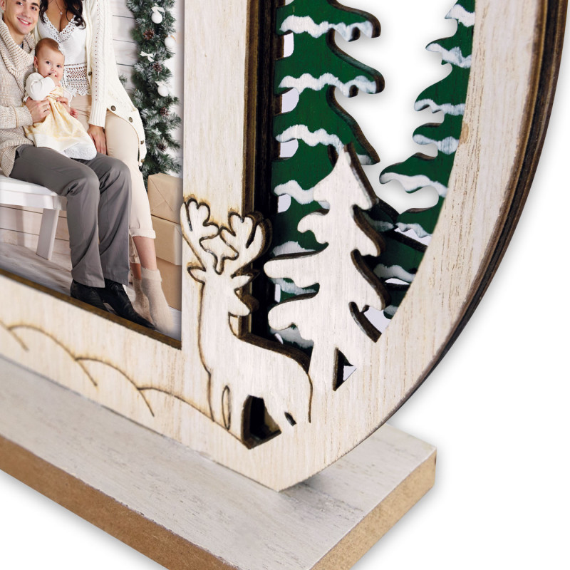 Rama foto din lemn , cu decor perforat si in relief, tematica de iarna ...